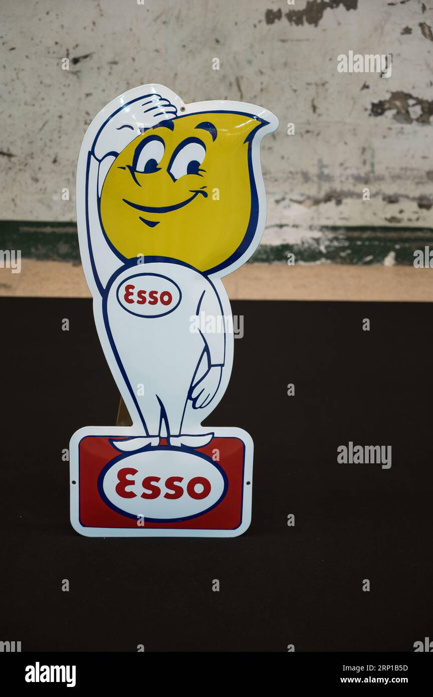 Vintage esso station hi-res stock photography and images - Alamy