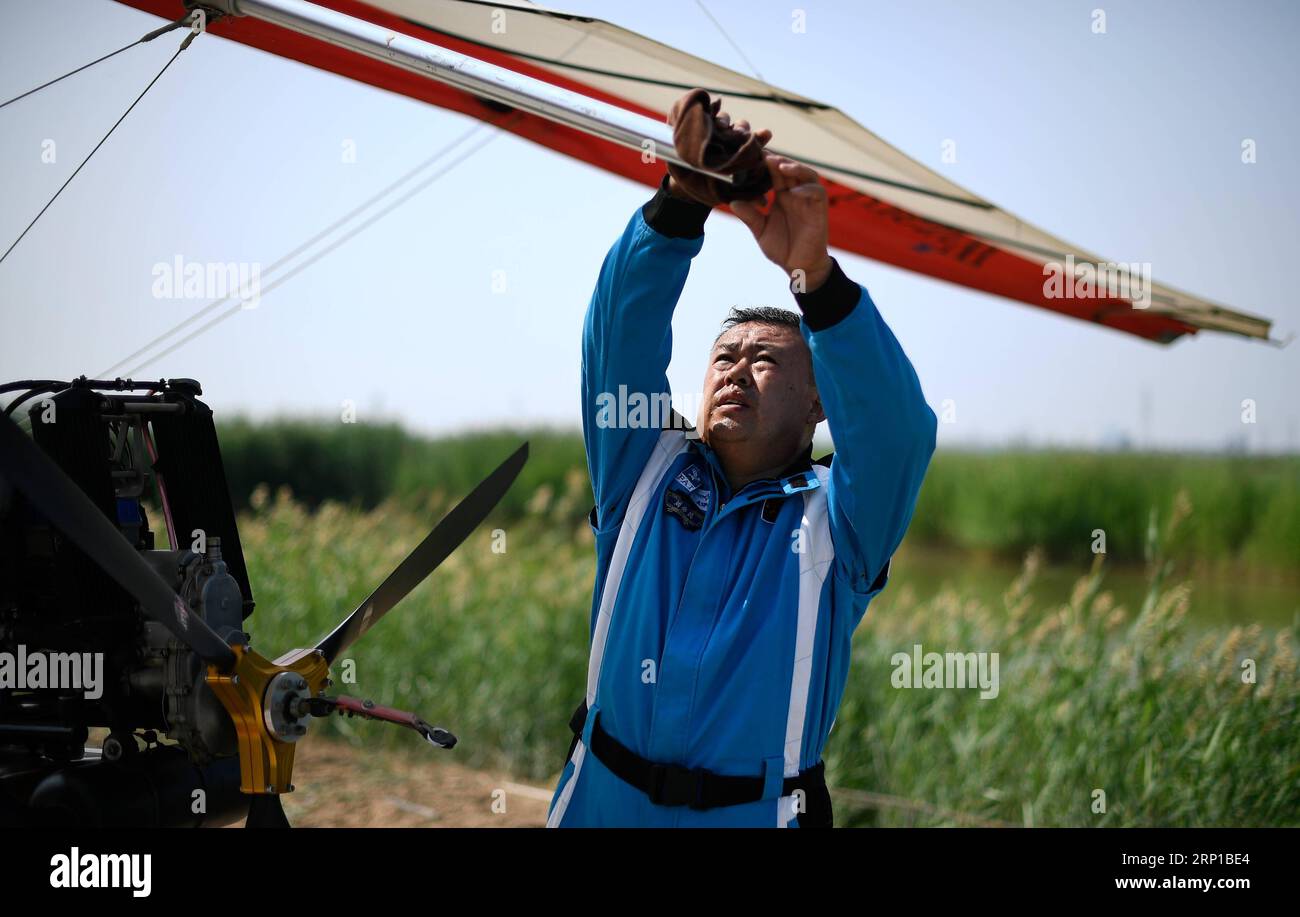 Assembling planes hi-res stock photography and images - Alamy
