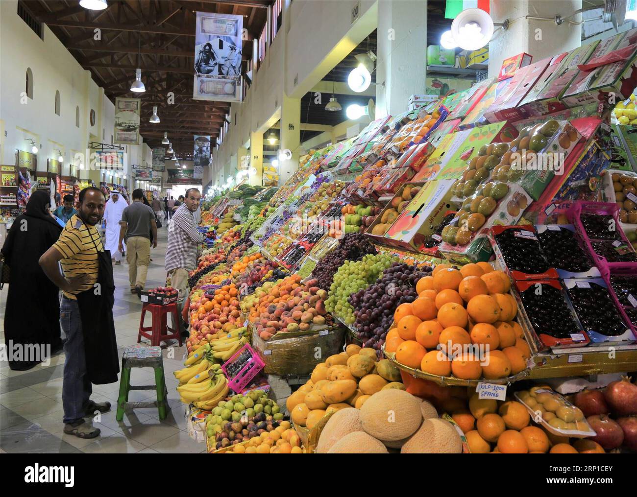 (180625) -- KUWAIT CITY, June 25, 2018 -- Fruit vendors work at the ...