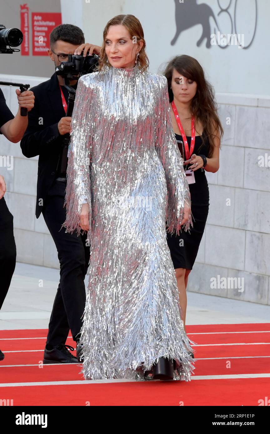 Isabelle Huppert bei der Premiere des Kinofilms 'Maestro' auf der ... Isabelle Huppert bei der Premiere des Kinofilms 'Maestro' auf der ...
