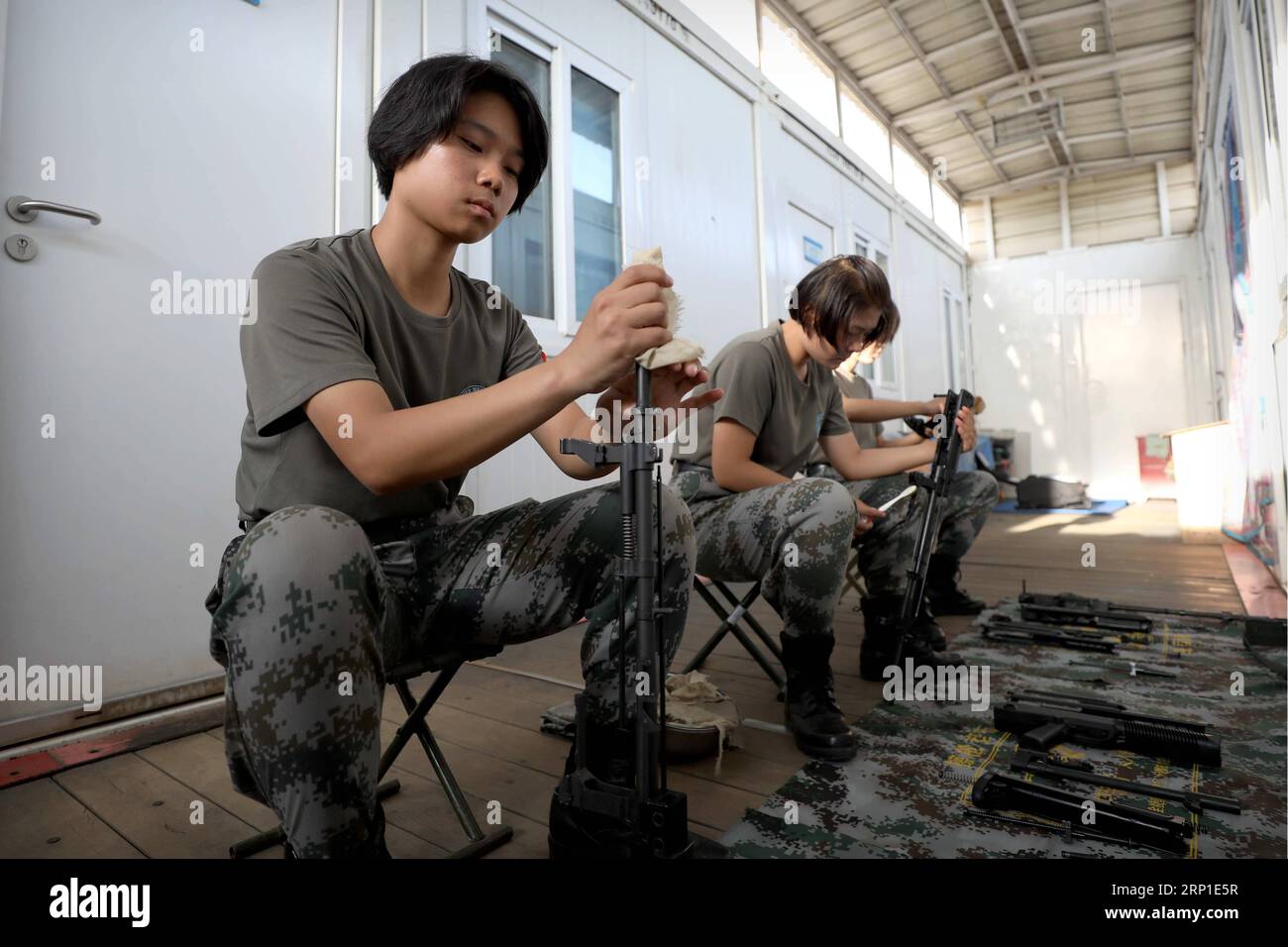 (180629) -- JUBA, June 29, 2018 -- Chinese peacekeeper Yu Peijie (L ...