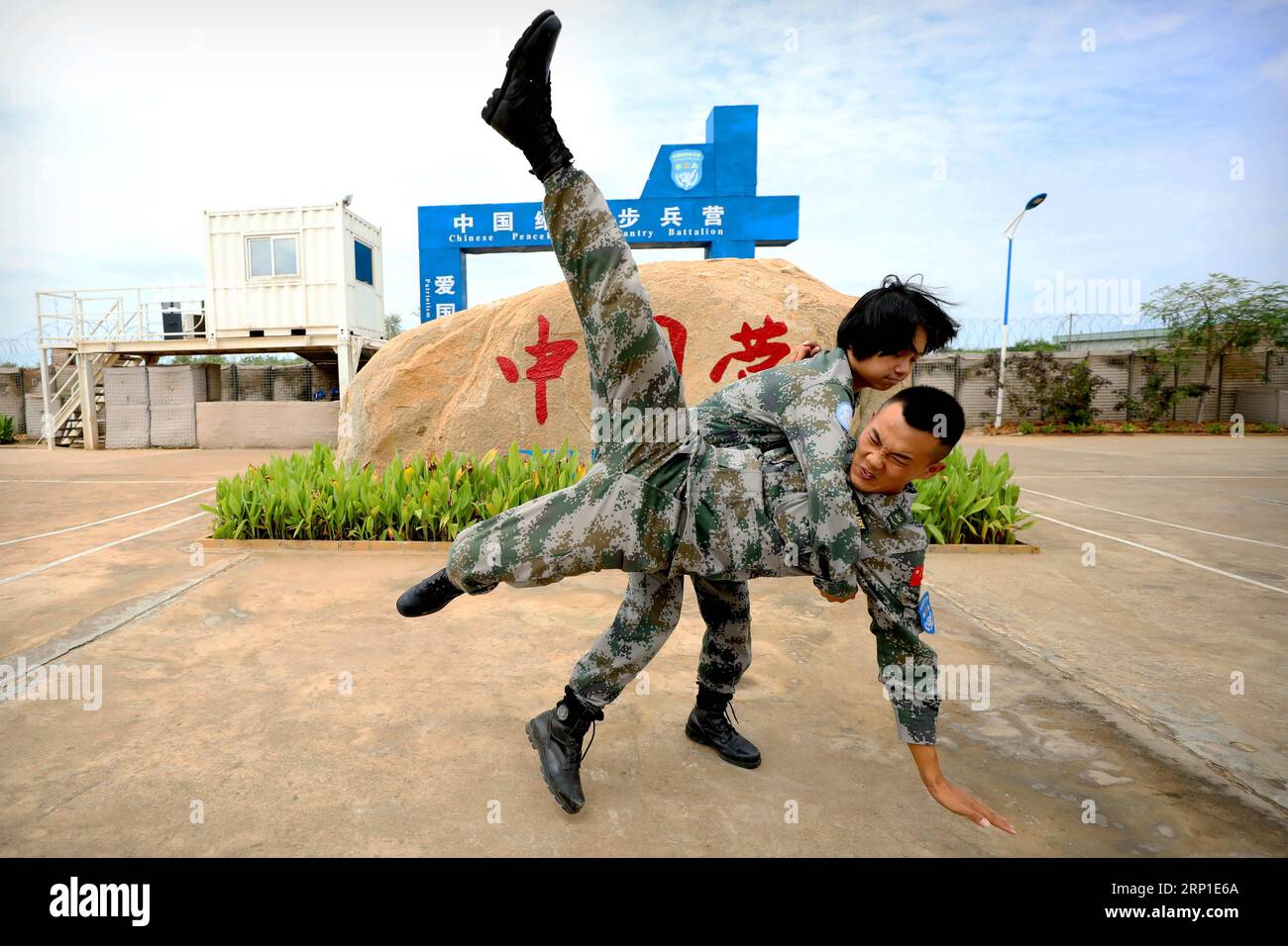 (180629) -- JUBA, June 29, 2018 -- Chinese peacekeeper Yu Peijie (back ...