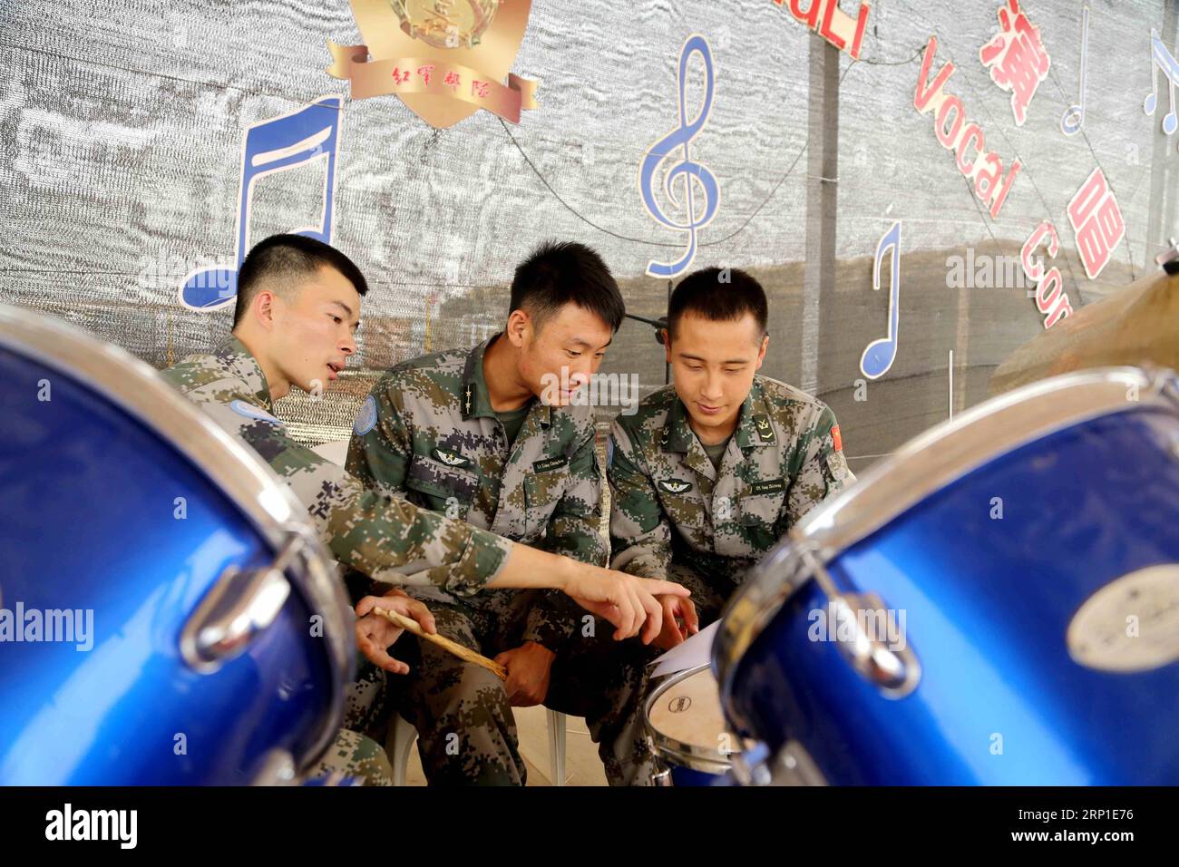 (180629) -- GAO (MALI), June 29, 2018 -- Guitarist Chen Wenjin (L ...