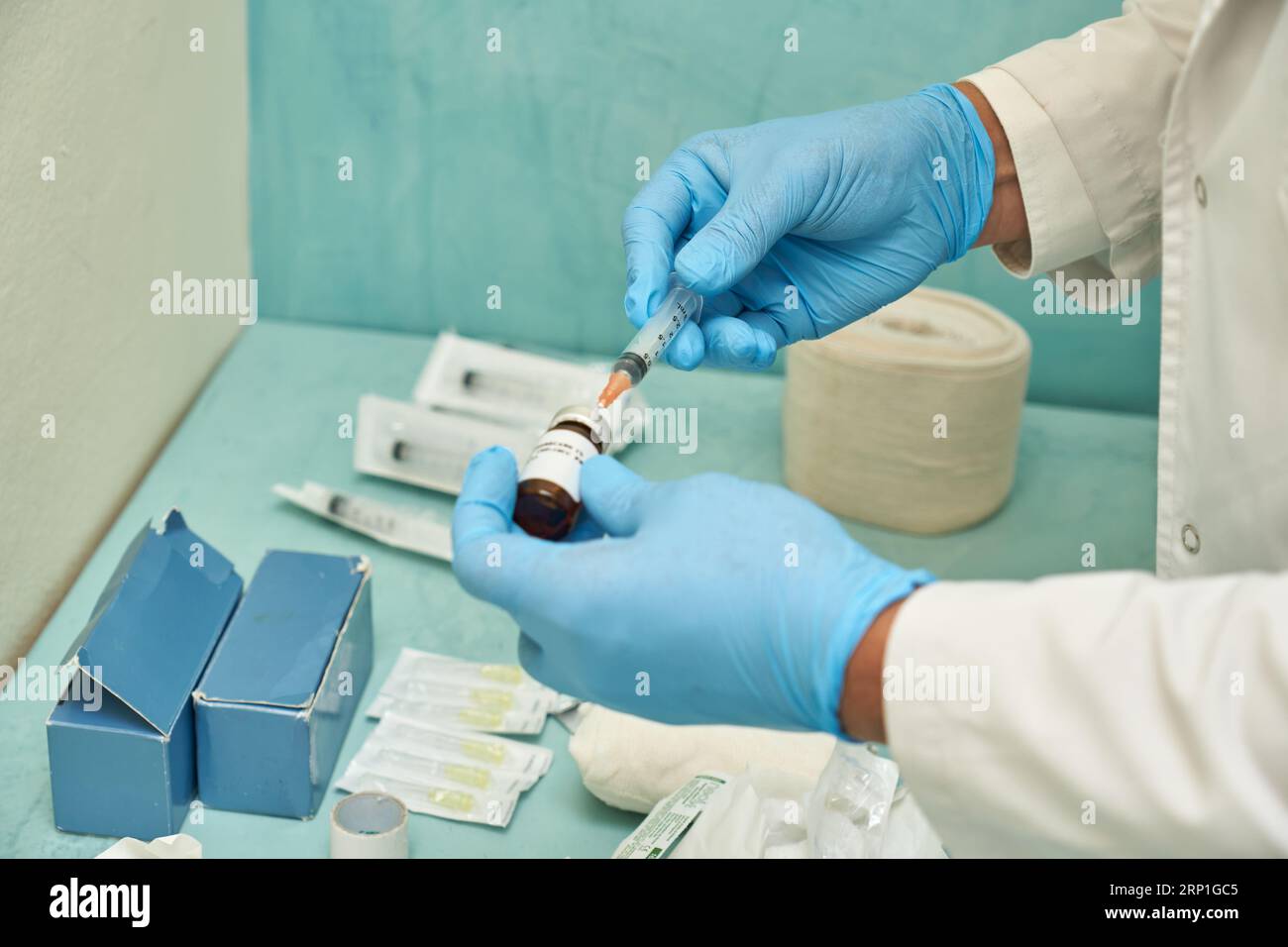 Doctor preparing an injection hi-res stock photography and images - Alamy
