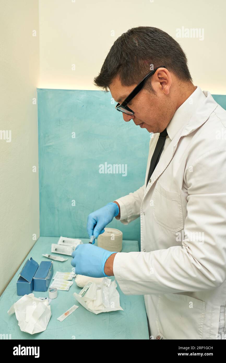 Latin doctor preparing an injection in a clinic Stock Photo - Alamy