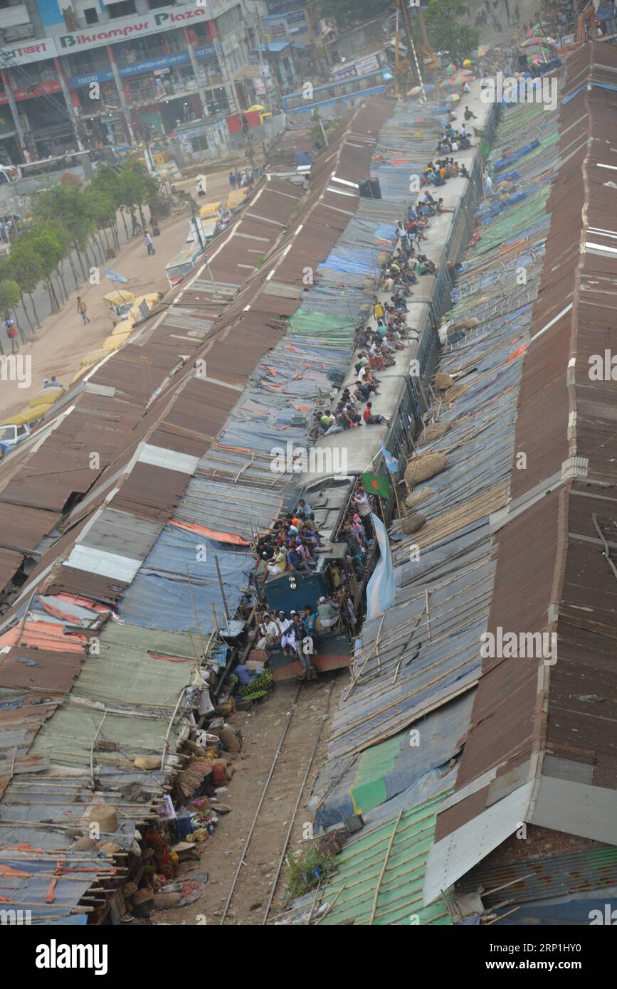 Railway slums of bangladesh hi-res stock photography and images - Alamy