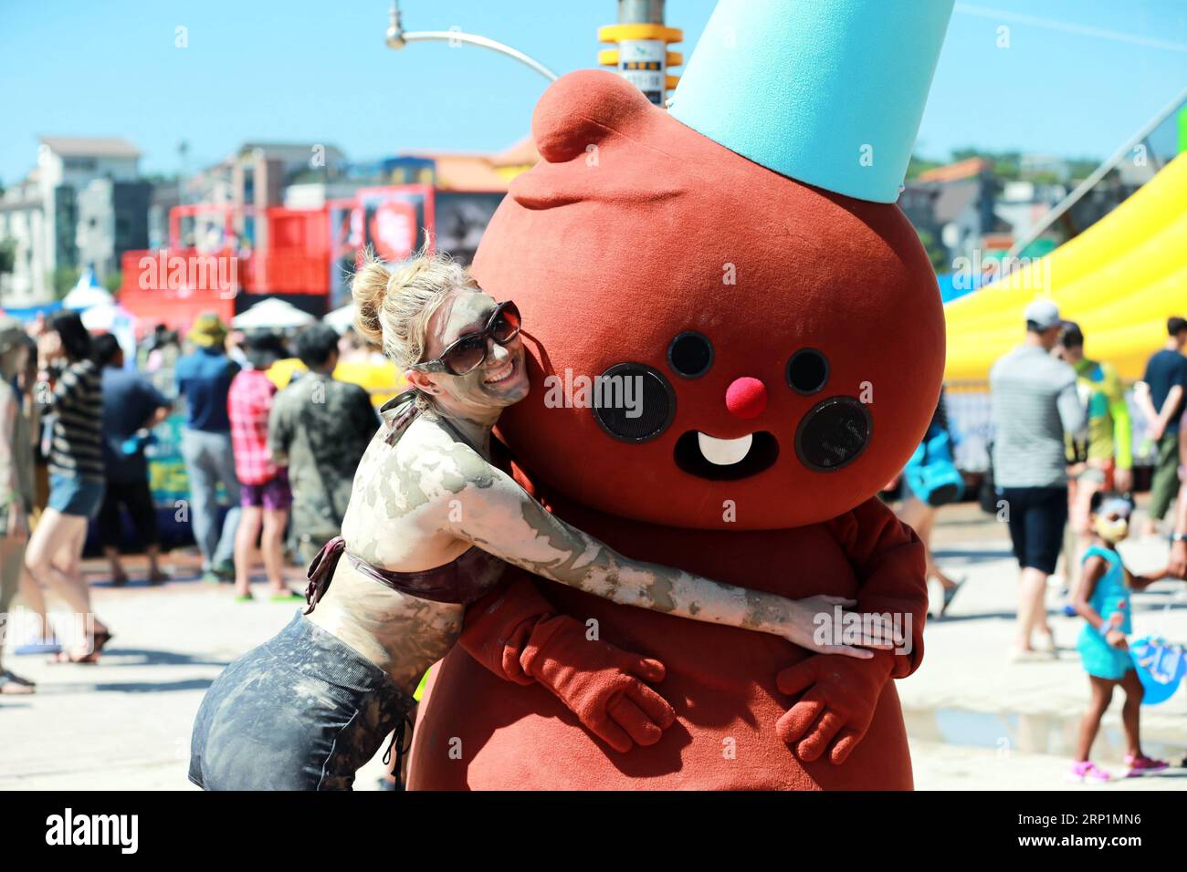 (180714) -- BORYEONG, July 14, 2018 -- A tourist poses for pictures ...