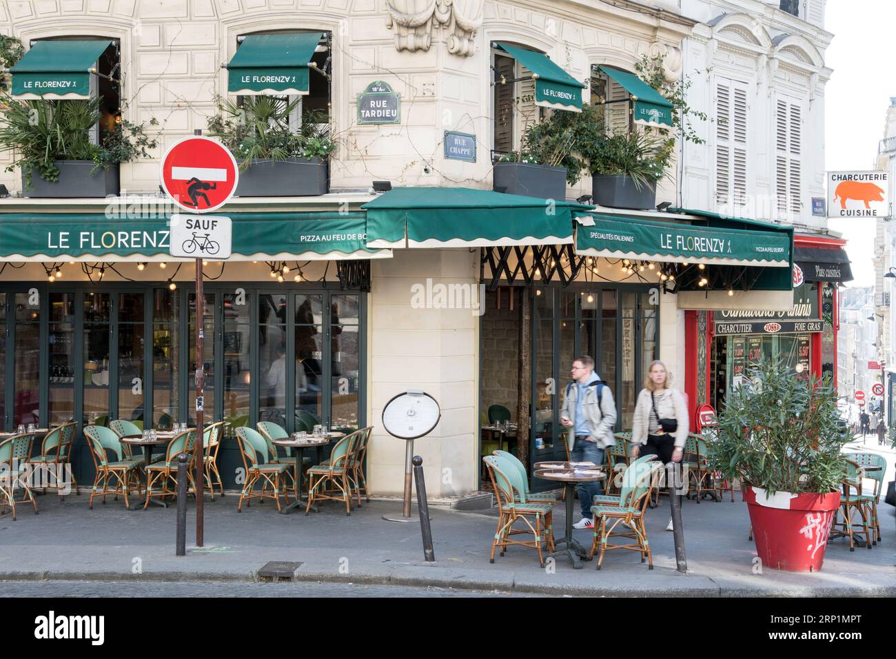 A traditional restaurant in Paris Stock Photo - Alamy