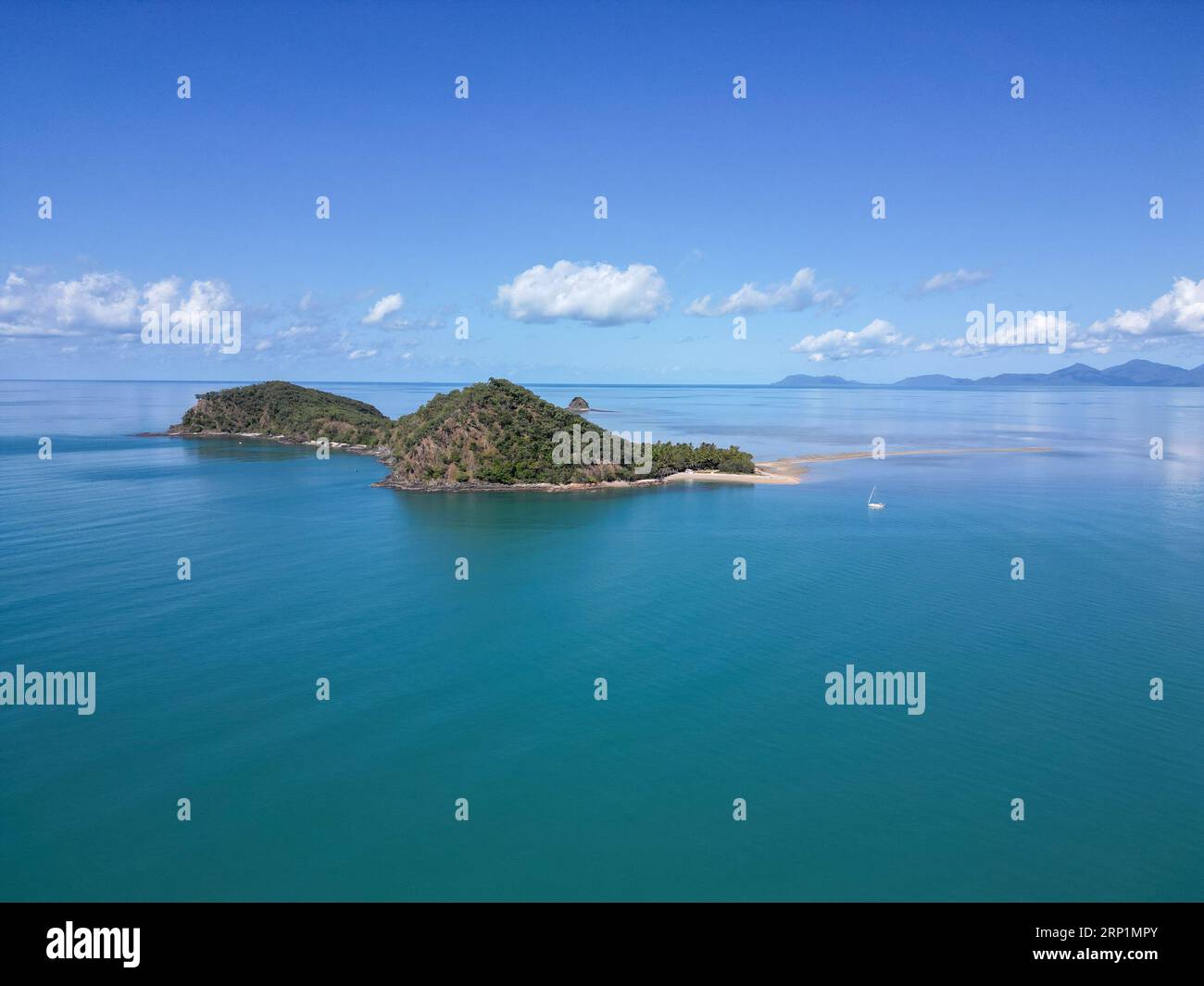 Perfect clear blue water and sky in Ellis Beach with Double Island in ...