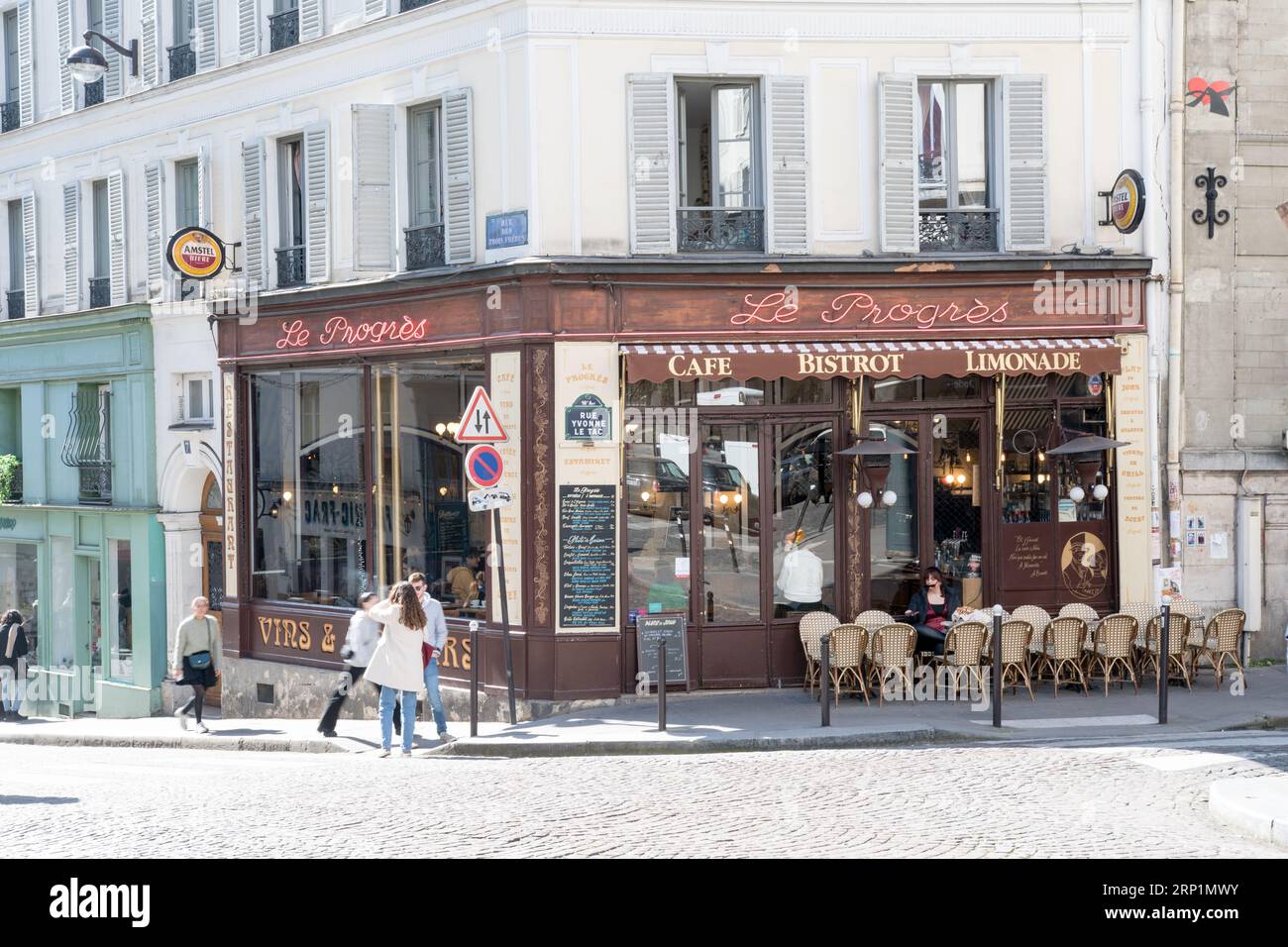 Parisian coffee shop style hi-res stock photography and images - Alamy