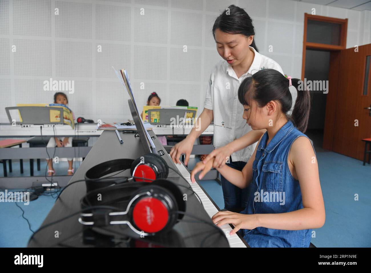 Physical education lesson china hi-res stock photography and images - Alamy