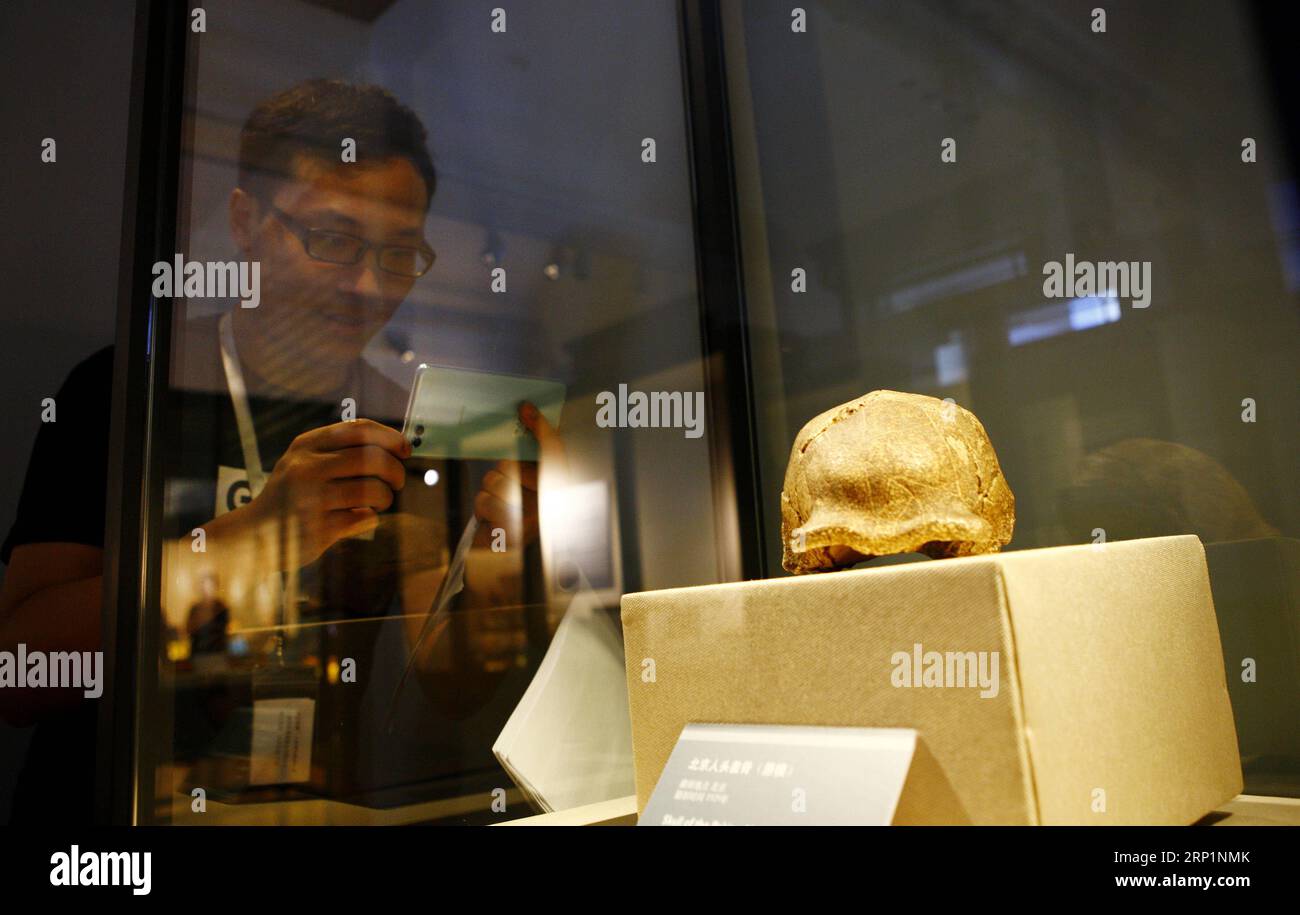 (180716) -- SHANGHAI, July 16, 2018 -- A visitor takes photos of ...