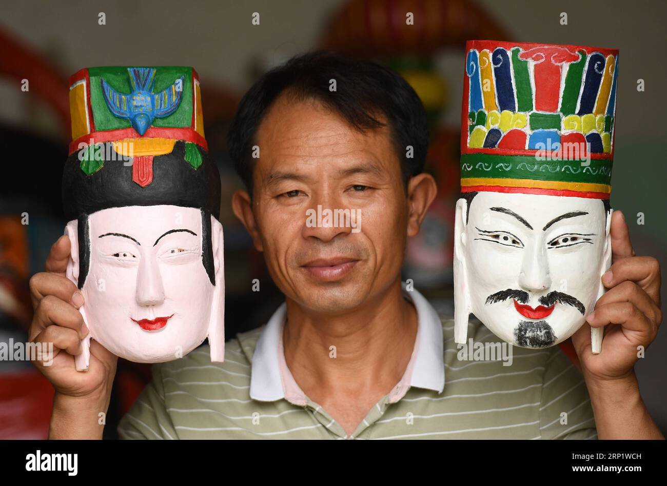 (180726) -- HUANJIANG, July 26, 2018 (Xinhua) -- Fang Wenzhan presents ...