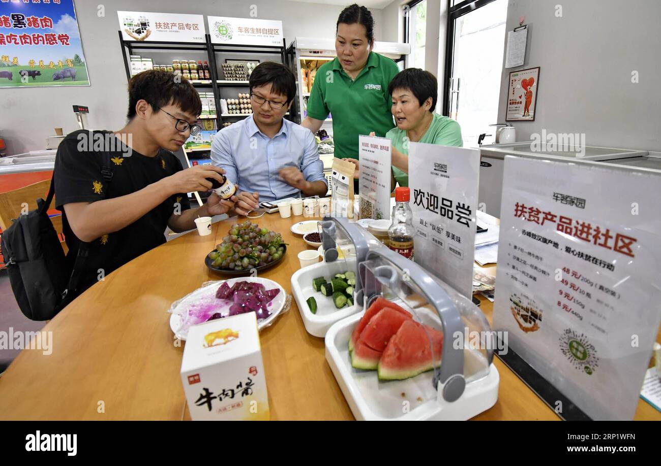 Convenience stores in china hi-res stock photography and images - Alamy