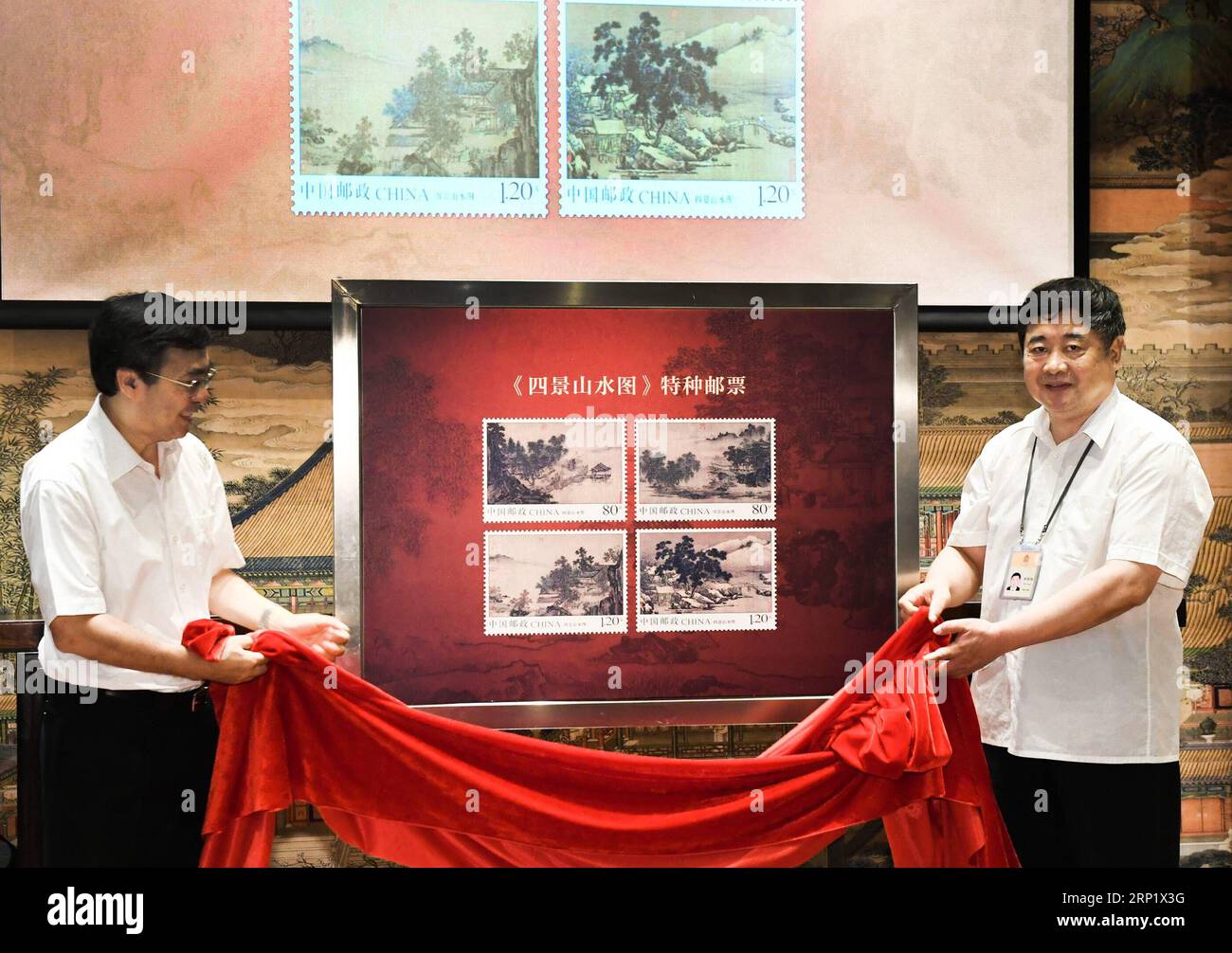(180804) -- BEIJING, Aug. 4, 2018 (Xinhua) -- Shan Jixiang (R), curator ...