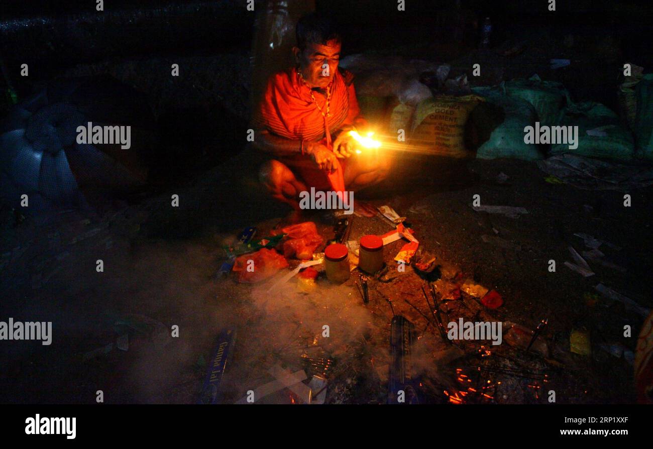 (180806) -- KATHMANDU, Aug. 6, 2018 -- A Hindu devotee offers prayers ...