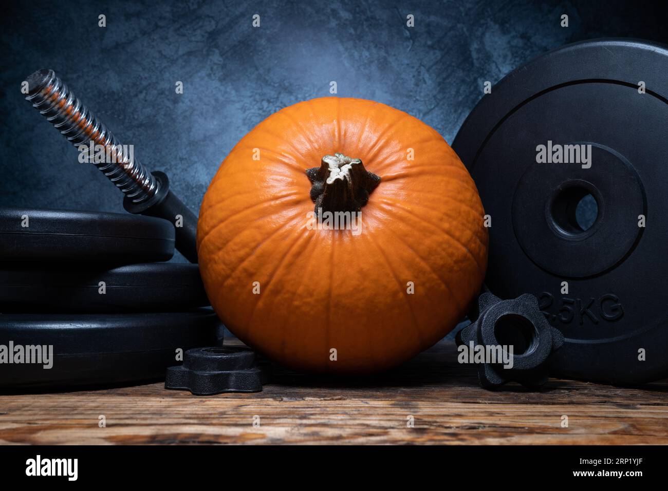 Orange weight plates hi-res stock photography and images - Alamy