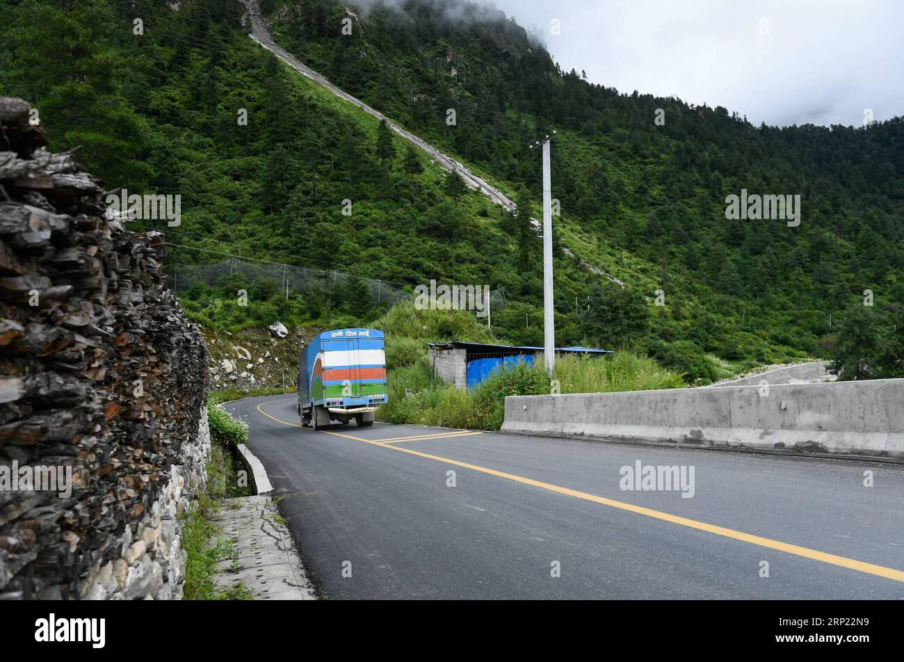 (180813) -- GYIRONG, Aug. 13, 2018 -- A truck runs on the Gyirong Pass ...