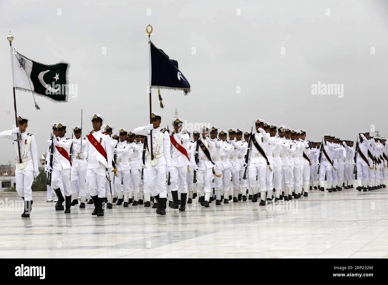 (180814) -- KARACHI, Aug. 14, 2018 -- Pakistani navy soldiers attend a ...