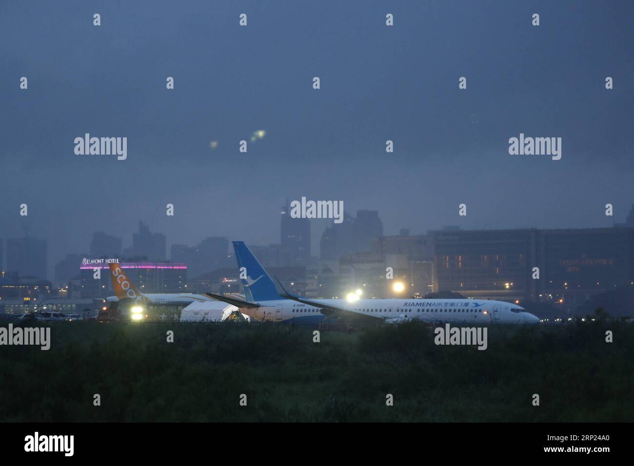 Airplane landing in manila airport hi-res stock photography and images ...