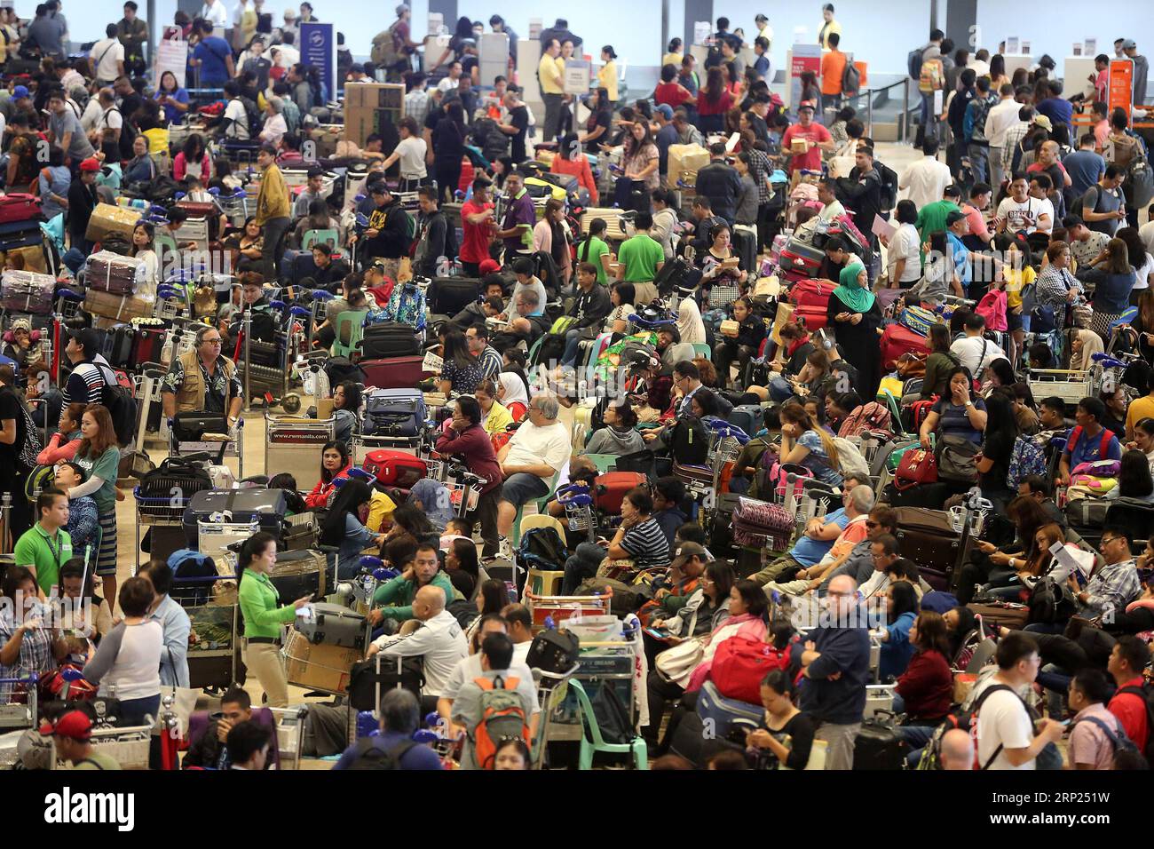 (180818) -- PARANAQUE CITY, Aug. 18, 2018 -- A crowd of stranded ...