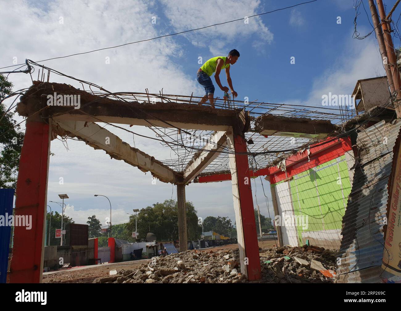 (180821) -- KATHMANDU, Aug. 21, 2018 -- A man works at the ...