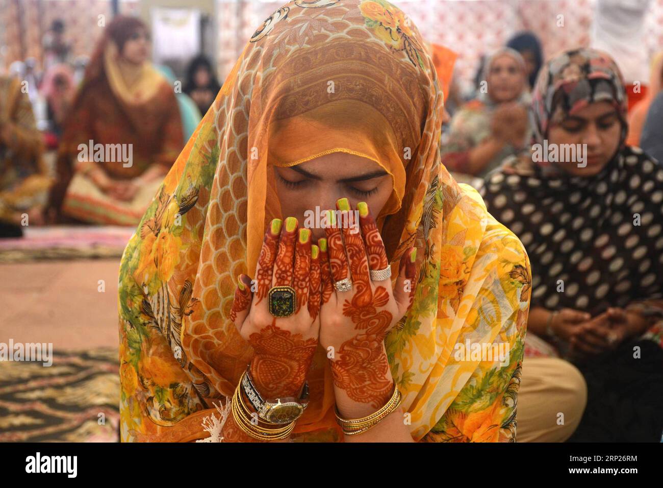 (180822) -- LAHORE, Aug. 22, 2018 -- A Pakistani Muslim woman offers ...