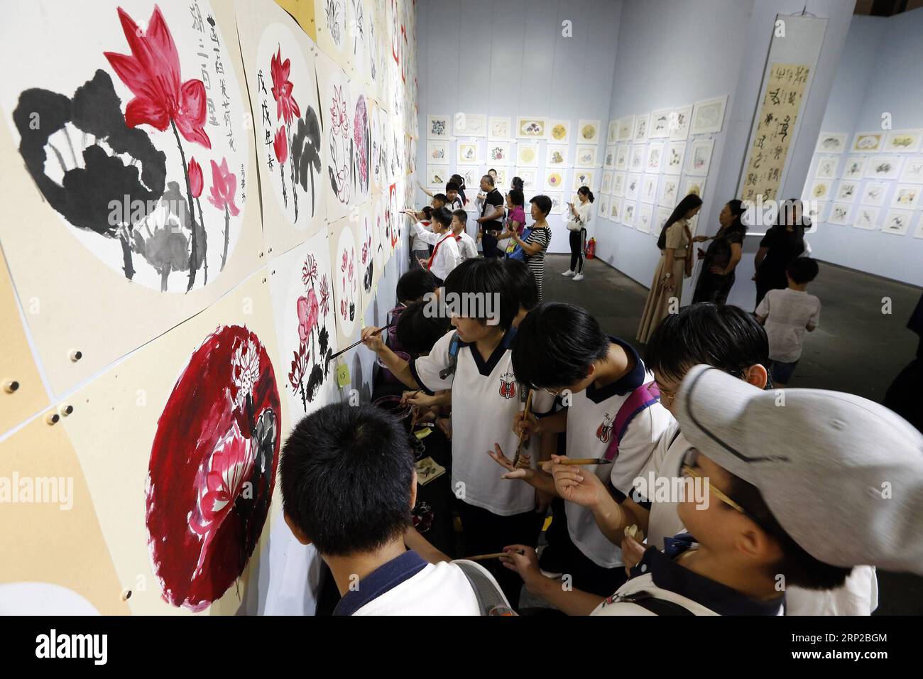 (180829) -- BEIJING, Aug. 29, 2018 (Xinhua) -- Students draw pictures ...