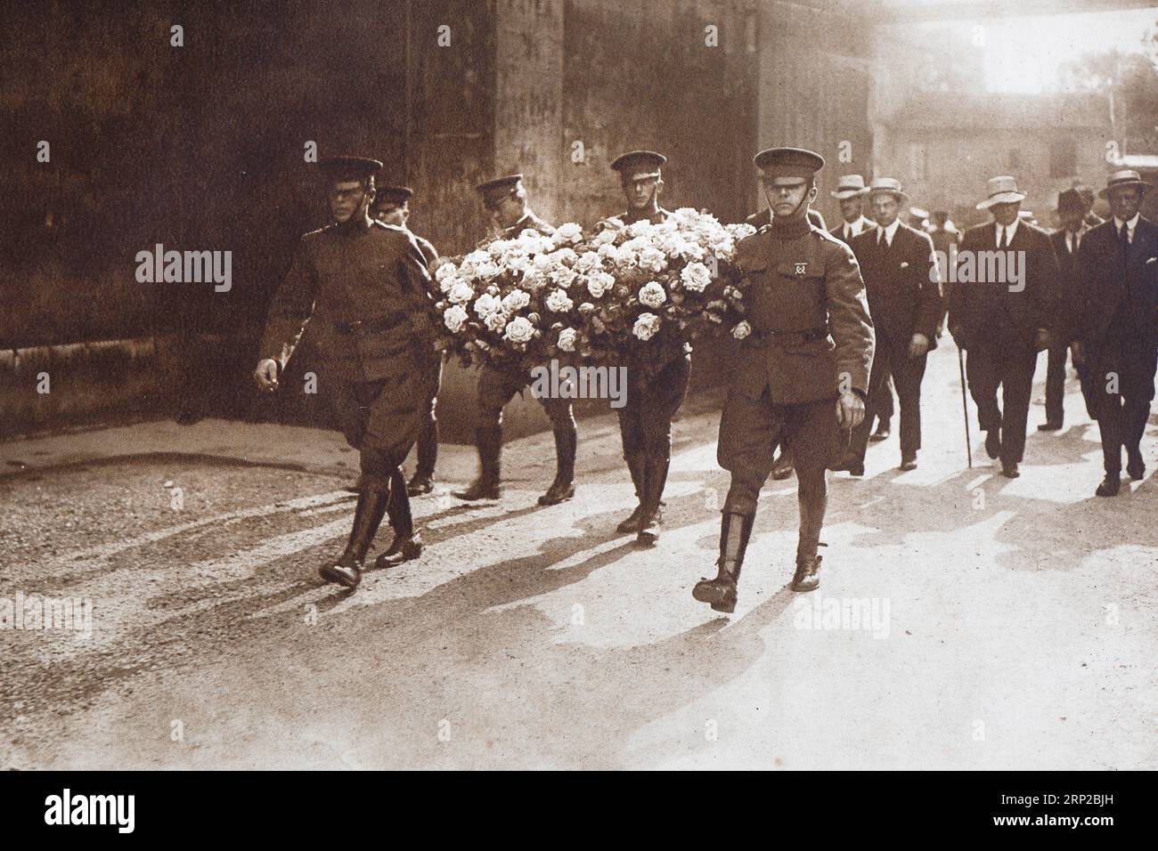 Visit of General Pershing to Lafayette tomb, Soldiers carrying a crown ...