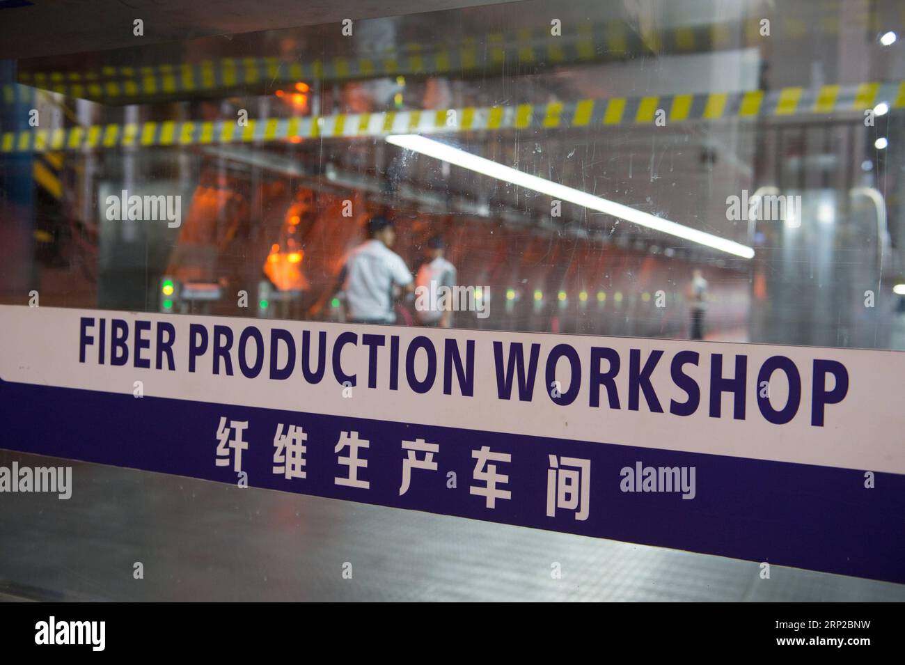 (180829) -- AIN SOKHNA(EGYPT), Aug. 29, 2018 -- Egyptian workers are ...