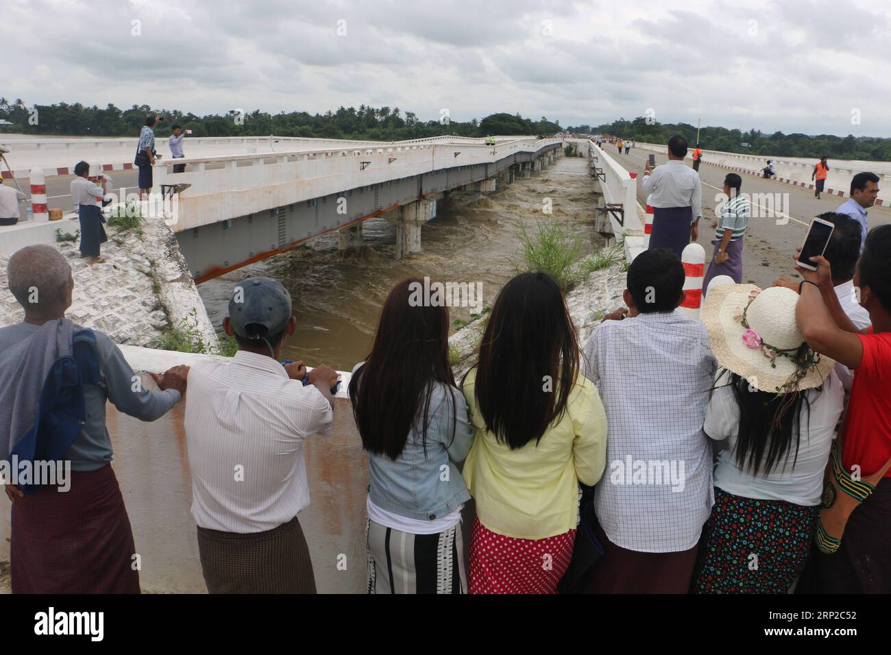 (180829) -- BAGO, Aug. 29, 2018 -- People gather at the Swar Chaung ...