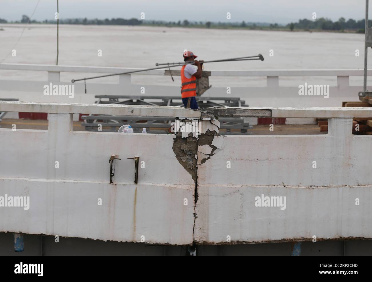 (180830) -- BAGO, Aug. 30, 2018 -- A worker builds single bailey bridge ...