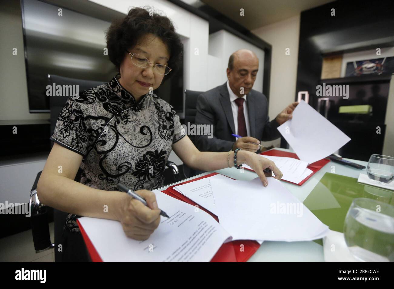 China tv programs hi-res stock photography and images - Alamy