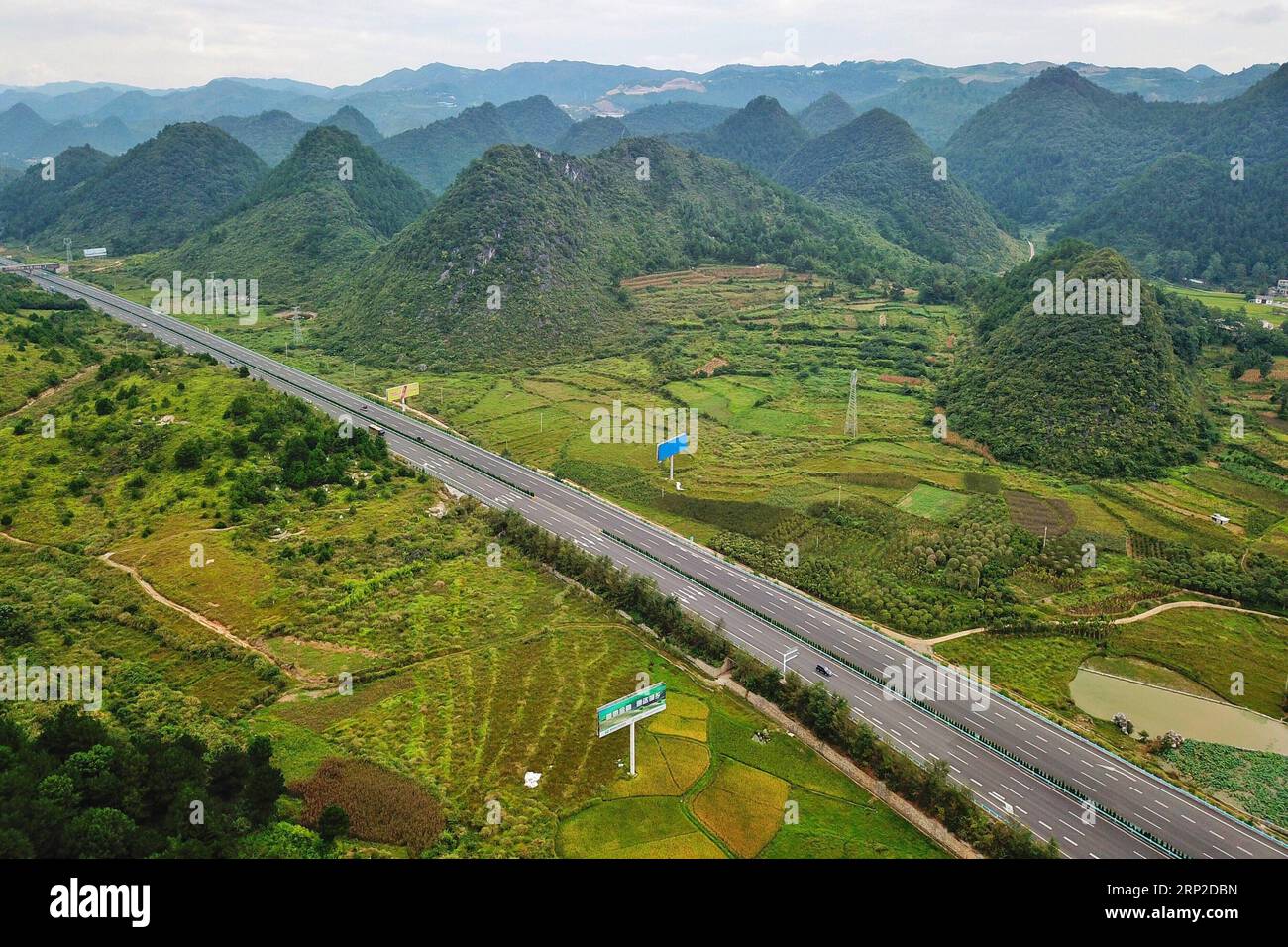 (180831) -- ZHENFENG, Aug. 31, 2018 (Xinhua) -- Aerial photo taken on ...
