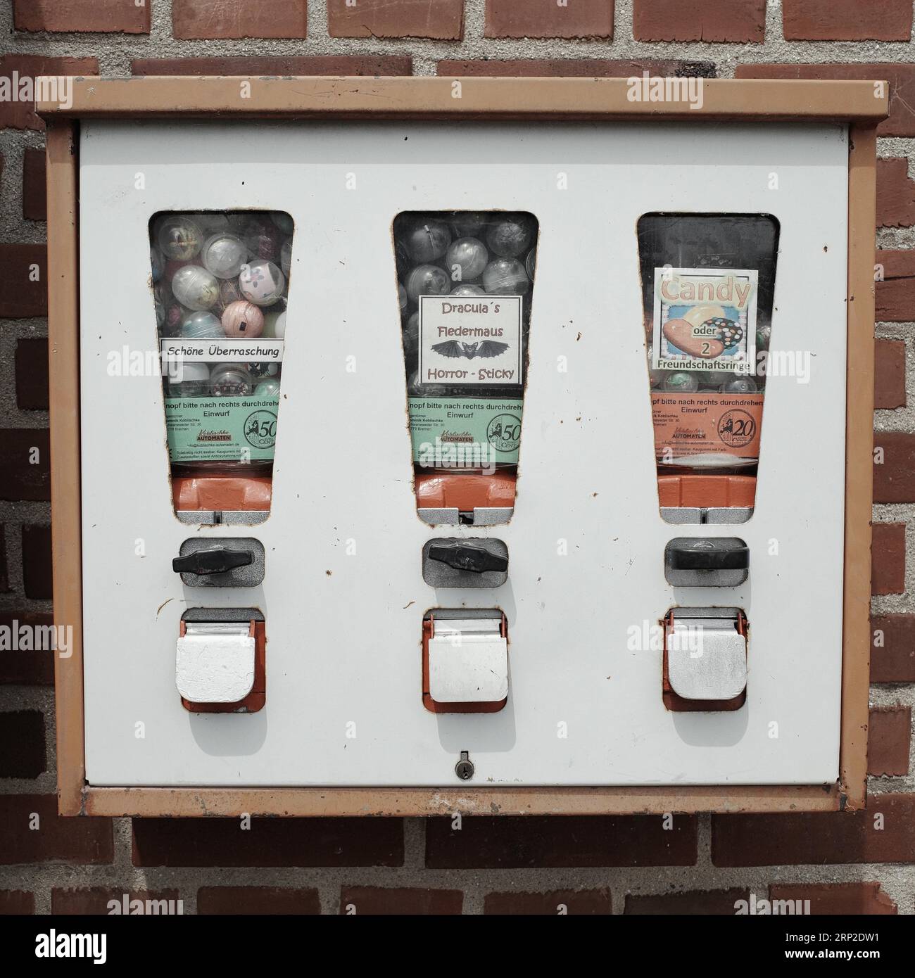 Old vending machine hi-res stock photography and images - Alamy