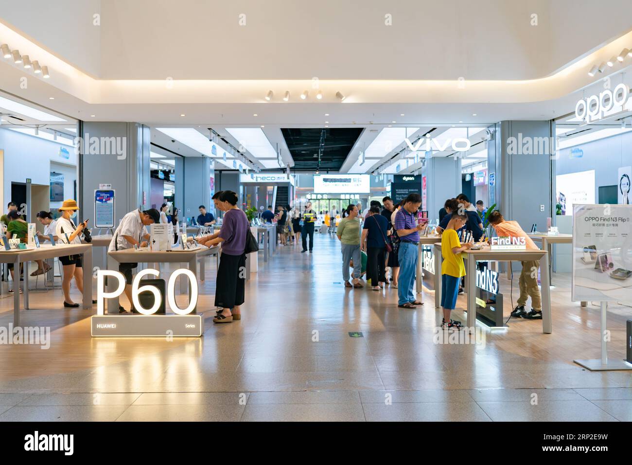 Vivo mobile phones hi-res stock photography and images - Alamy