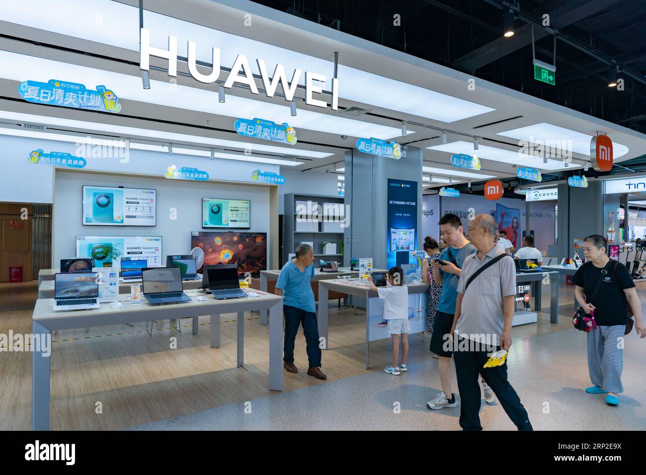 Vivo mobile phones hi-res stock photography and images - Alamy