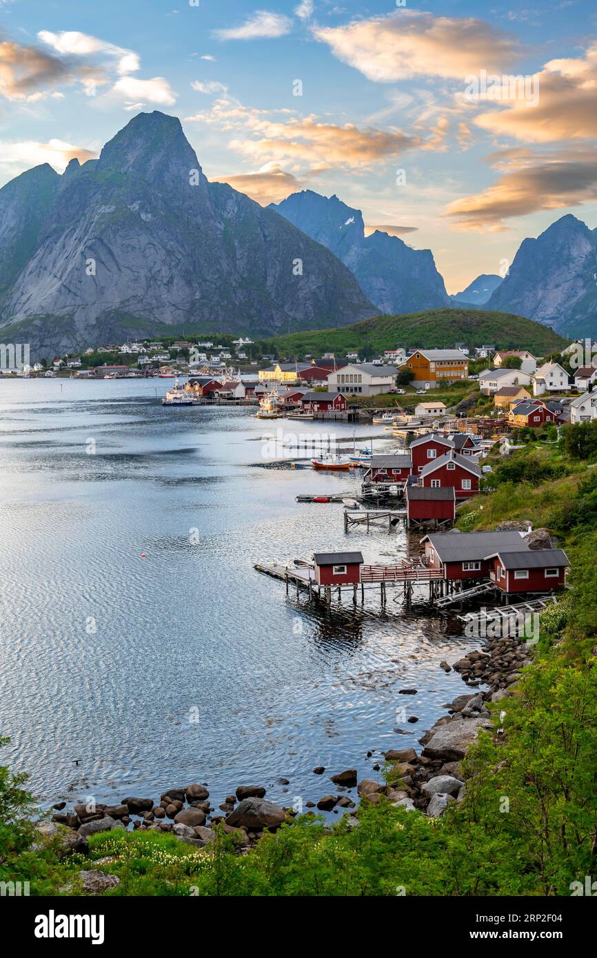 Village view of the fishing village Reine, Traditional red Rorbuer ...