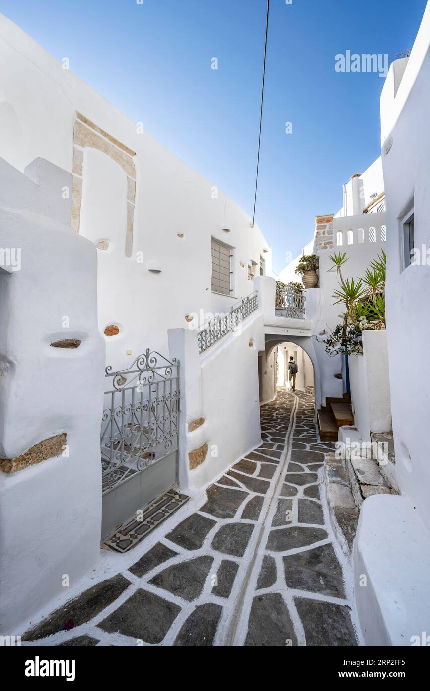 White Cycladic houses, alleys of the village of Marpissa, Paros ...
