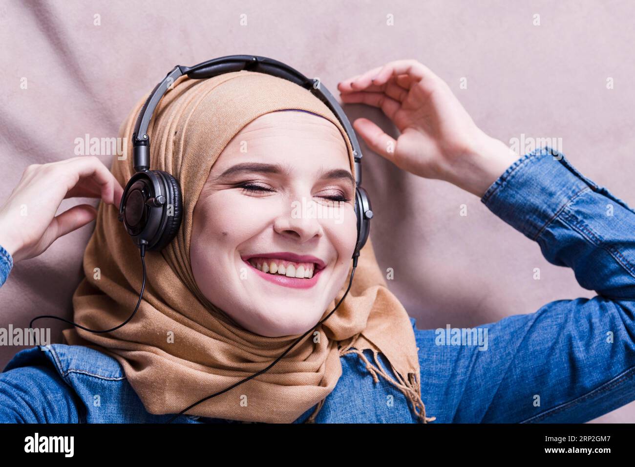 Muslim woman listening music headphones Stock Photo - Alamy