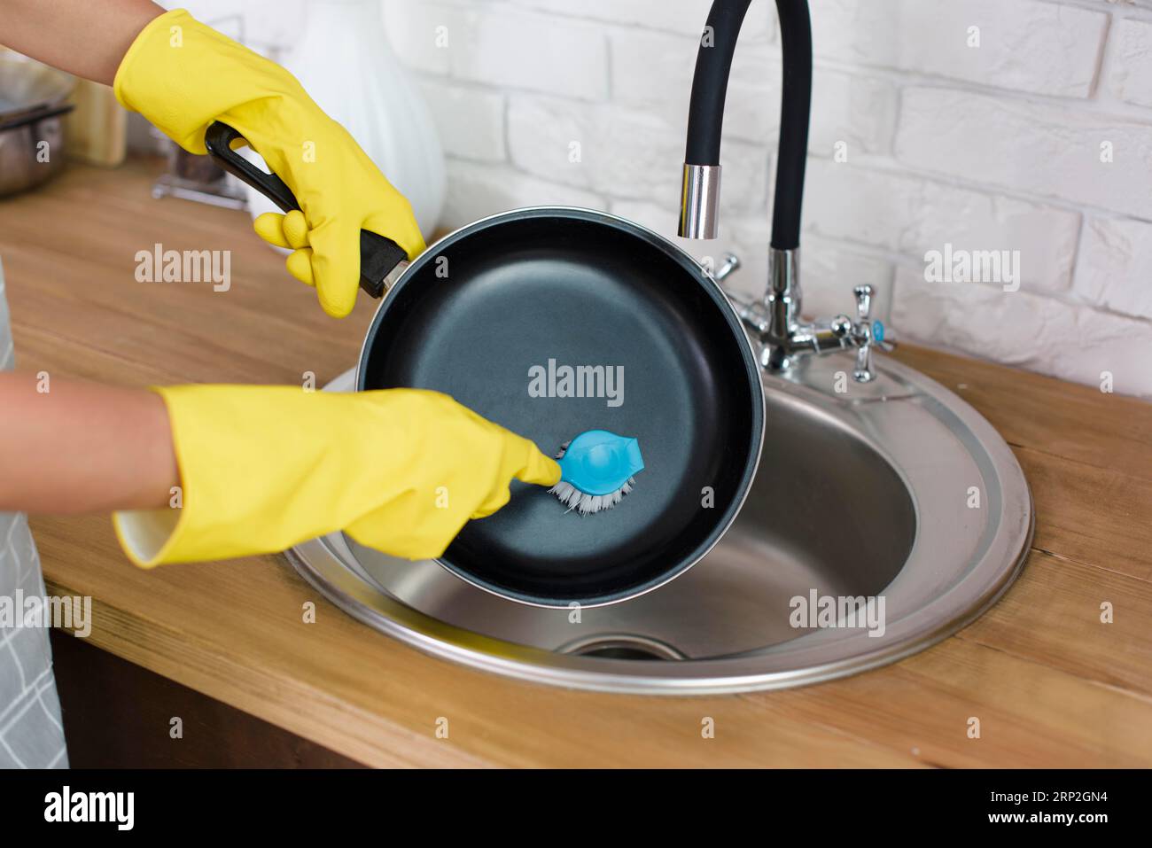 Hand washing pan kitchen hi-res stock photography and images - Alamy