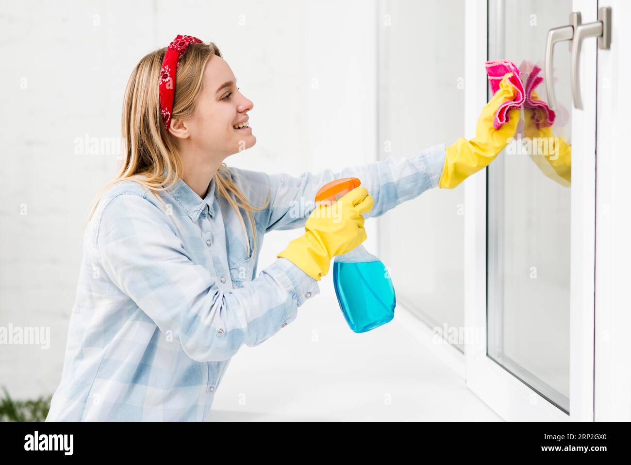 Woman cleaning windows hi-res stock photography and images - Alamy