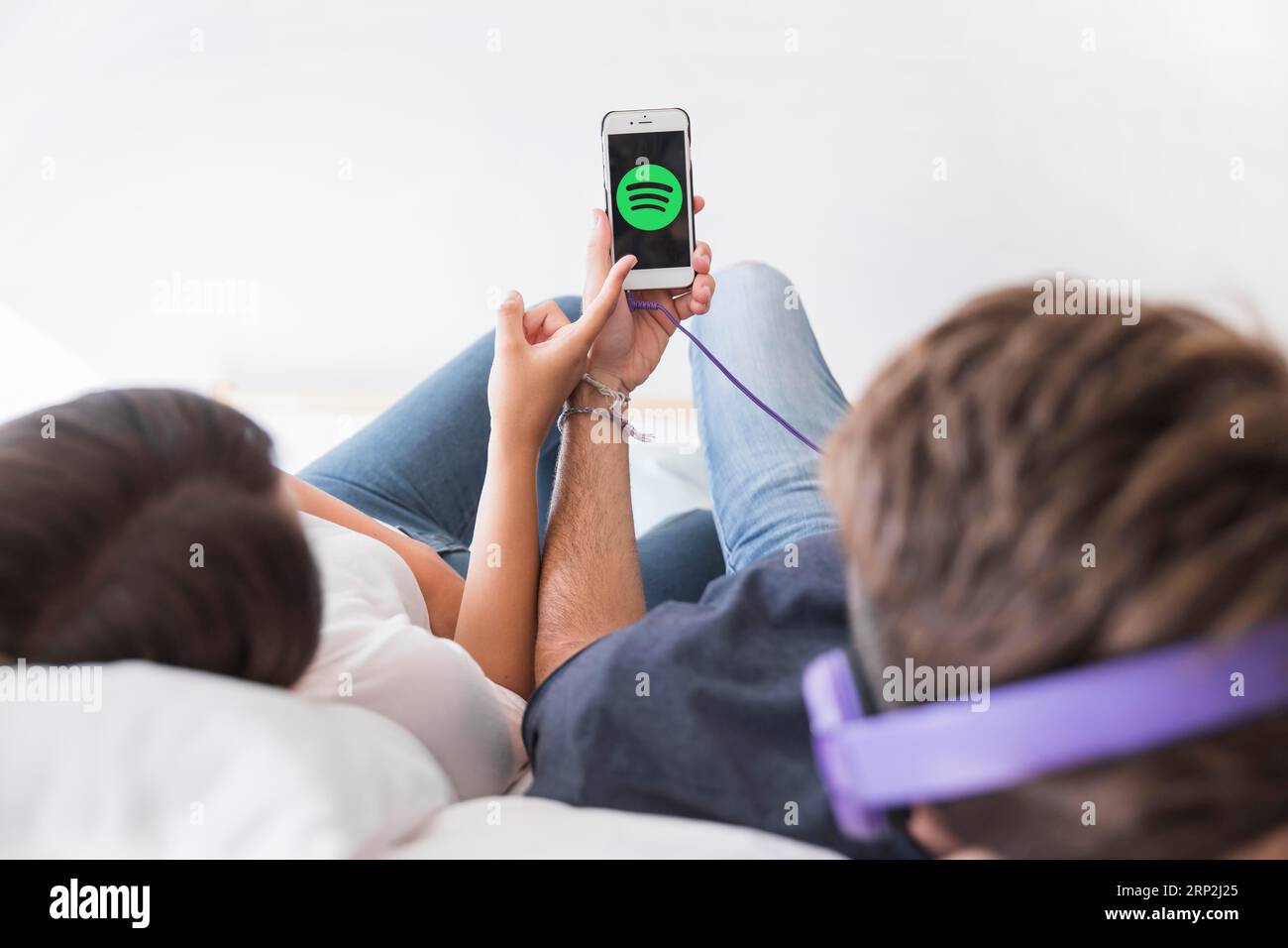 Young couple listening to music hi-res stock photography and images - Alamy