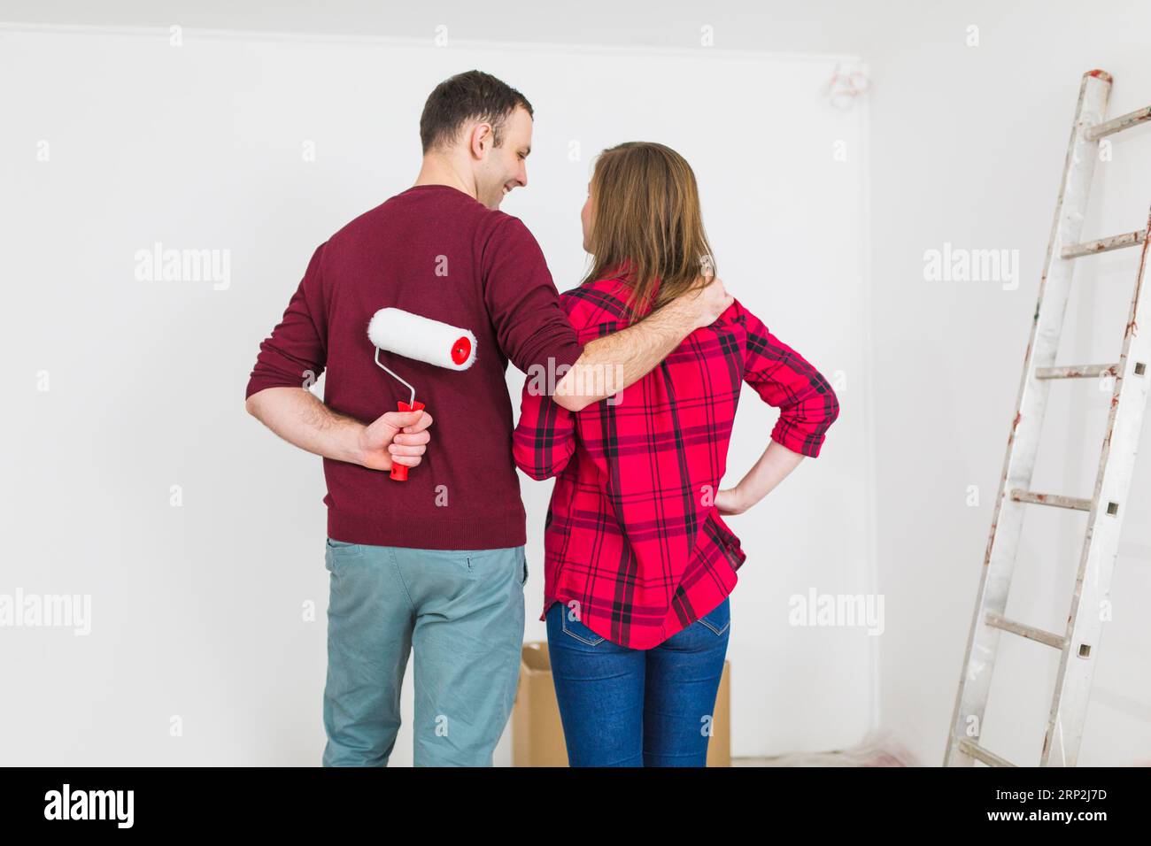Couple embrace backside hi-res stock photography and images - Alamy