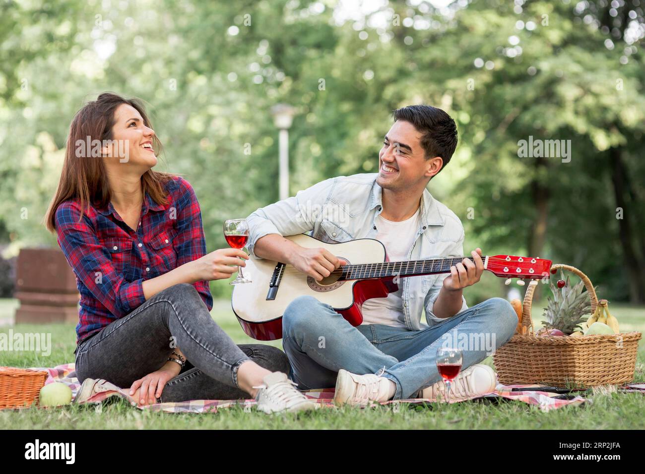Couple playing guitar singing hi-res stock photography and images - Alamy