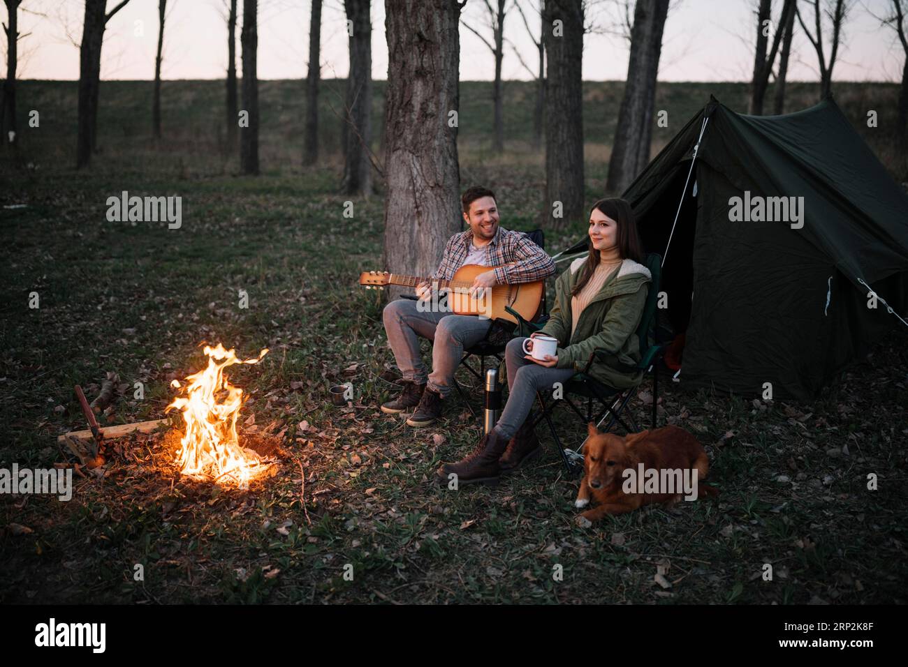 Couple playing guitar singing hi-res stock photography and images - Alamy