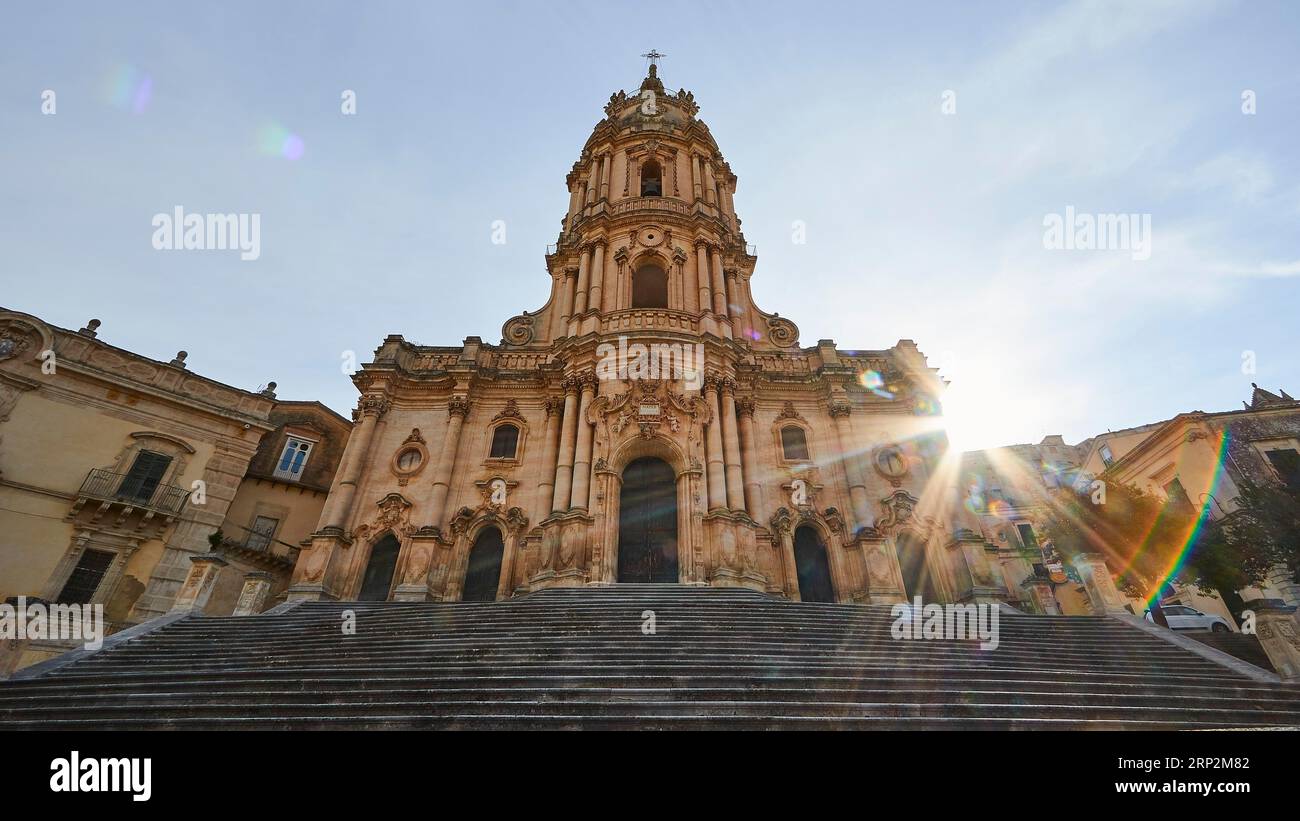 Super wide angle, backlight, sun as star, sun behind cathedral, Duomo ...