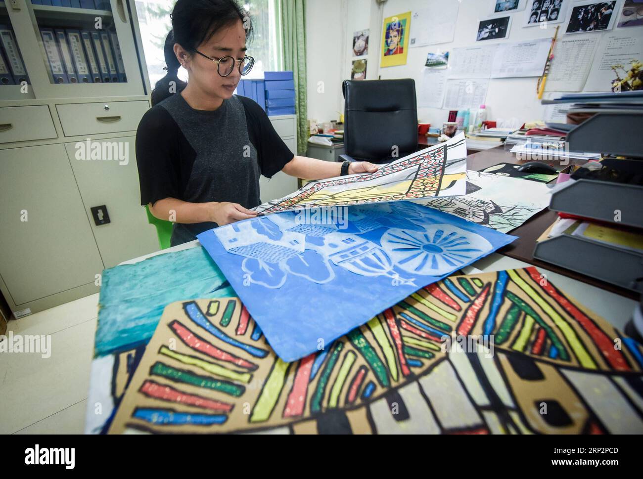 (180909) -- SHENZHEN, Sept. 9, 2018 -- Luo Qianhong, a teacher with ...