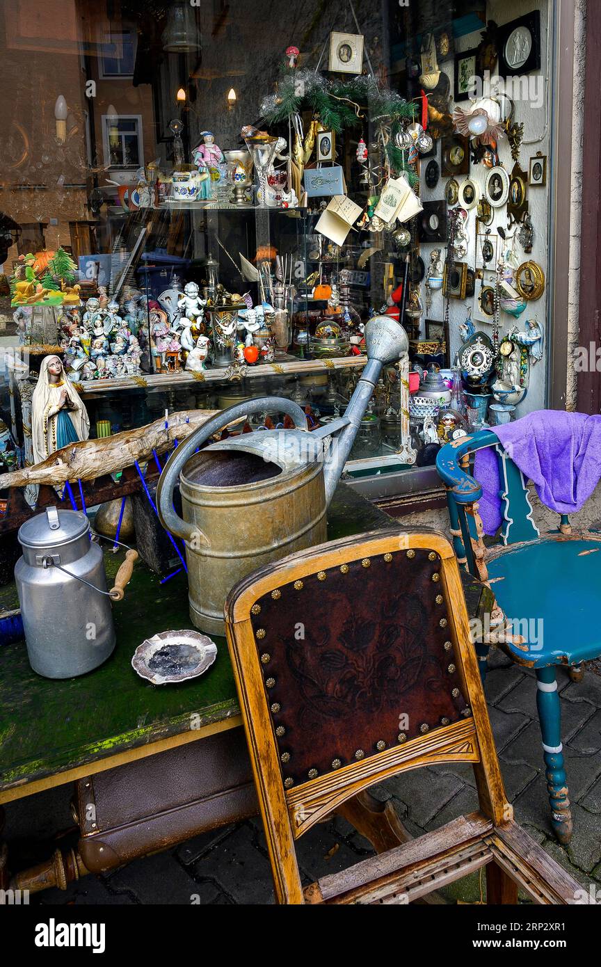 Antiques shop window hi-res stock photography and images - Alamy