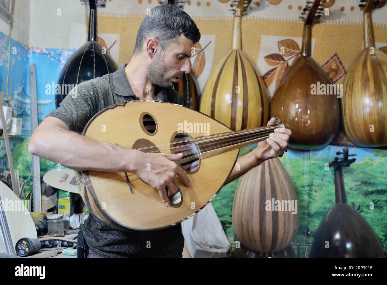 (180915) -- BAGHDAD, Sept. 15, 2018 -- Sinan Samir, makes a traditional ...